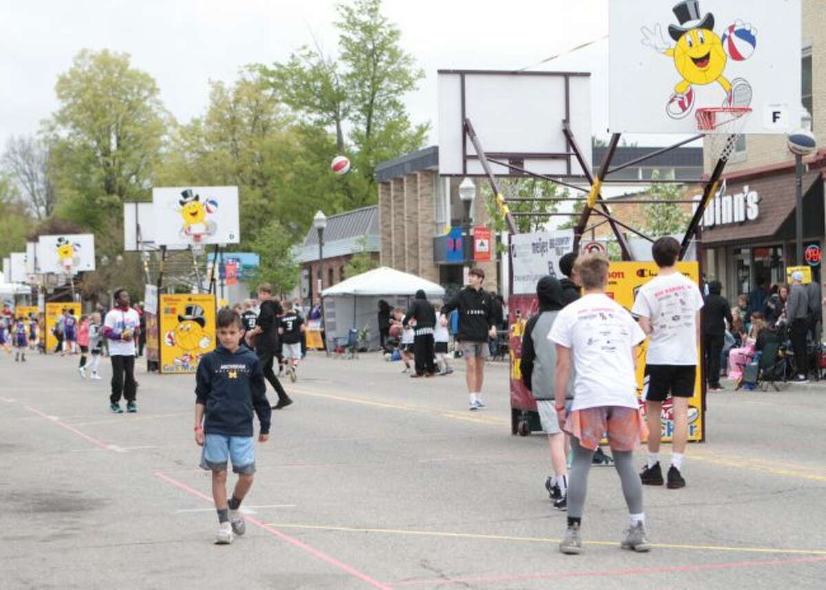 Friendly competition takes over Big Rapids during Gus Macker tournament