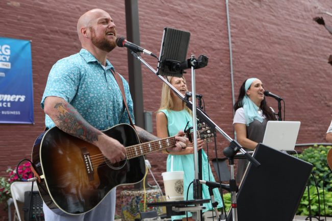 Chris Jane and Friends inspire at Pocket Park music series