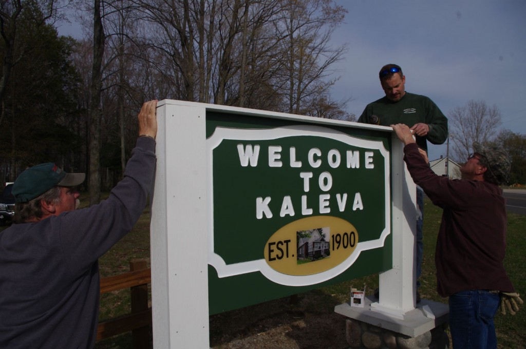 Sign of progress: Beautification team places new welcome signs