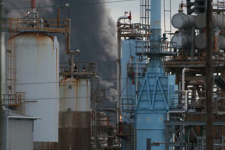 Fire at Exxon plant in Baytown, shelter in place issued - Houston Chronicle