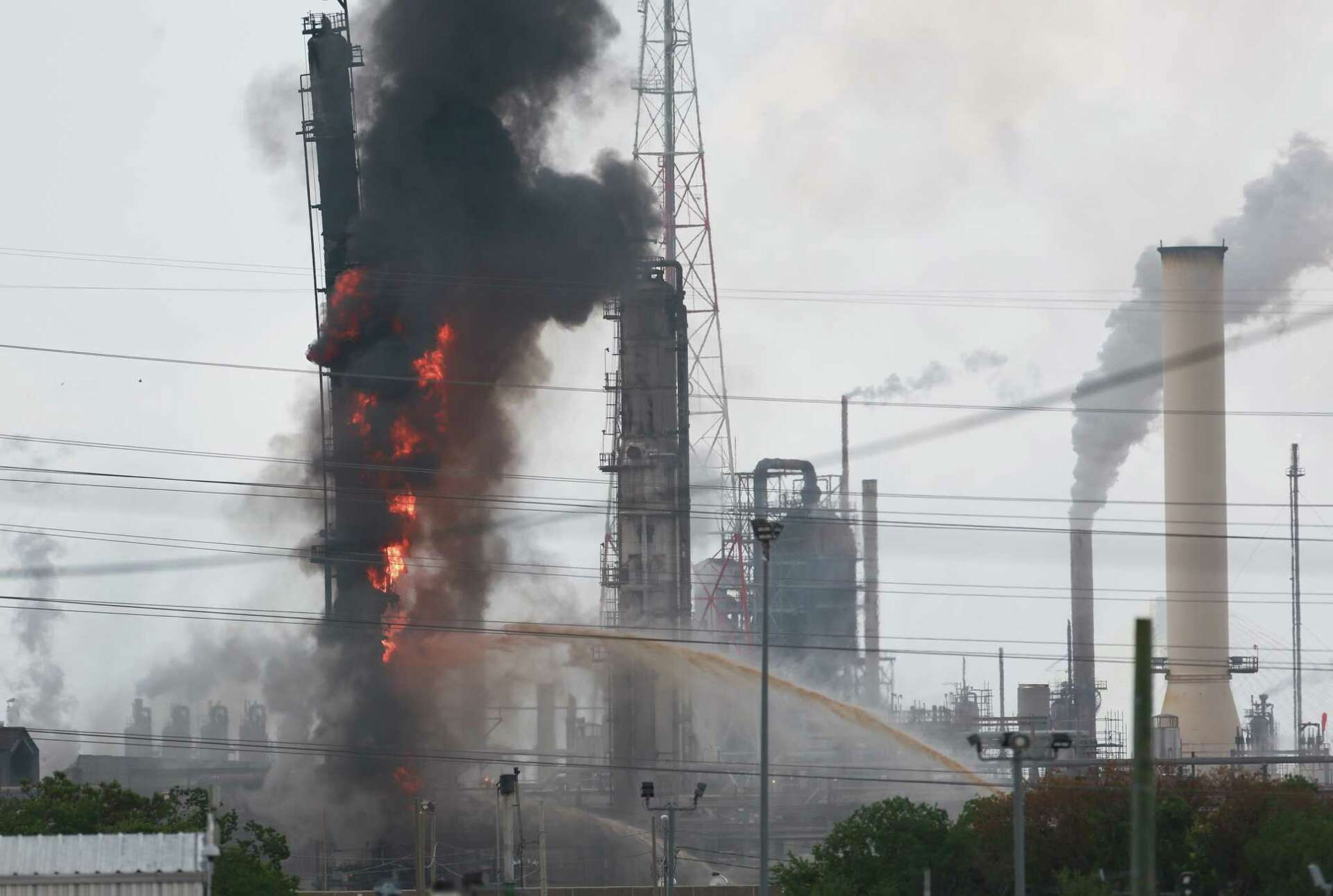 Explosion, fire at Exxon Mobil Baytown plant injures 37