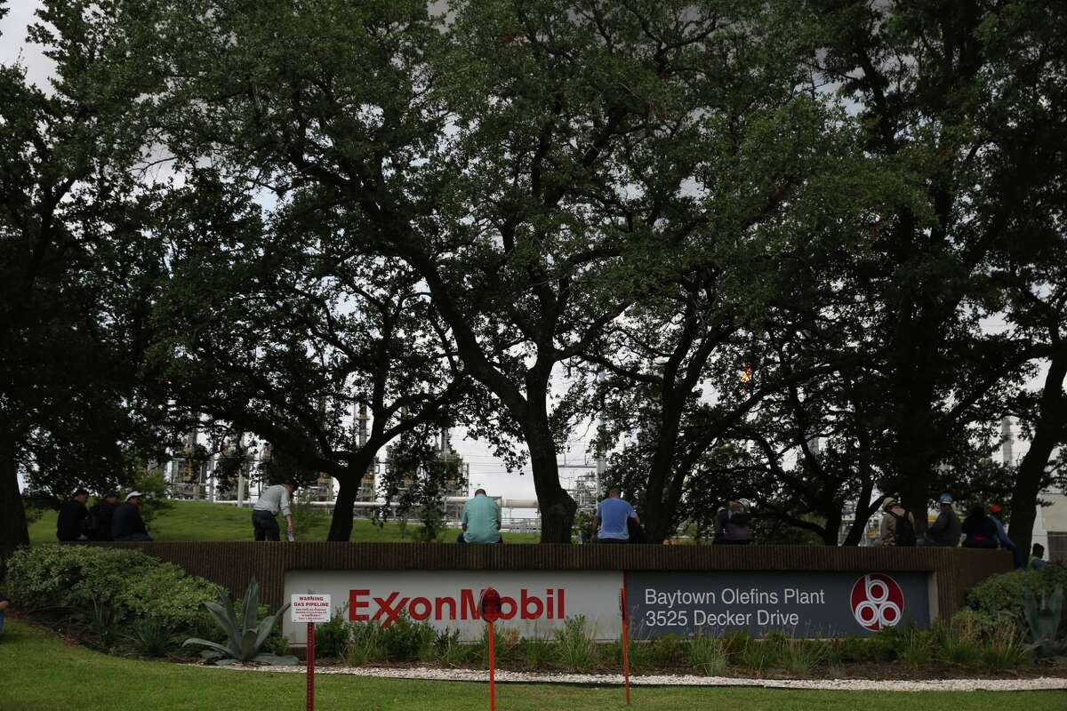 Explosion, fire at Exxon Mobil Baytown plant injures 37
