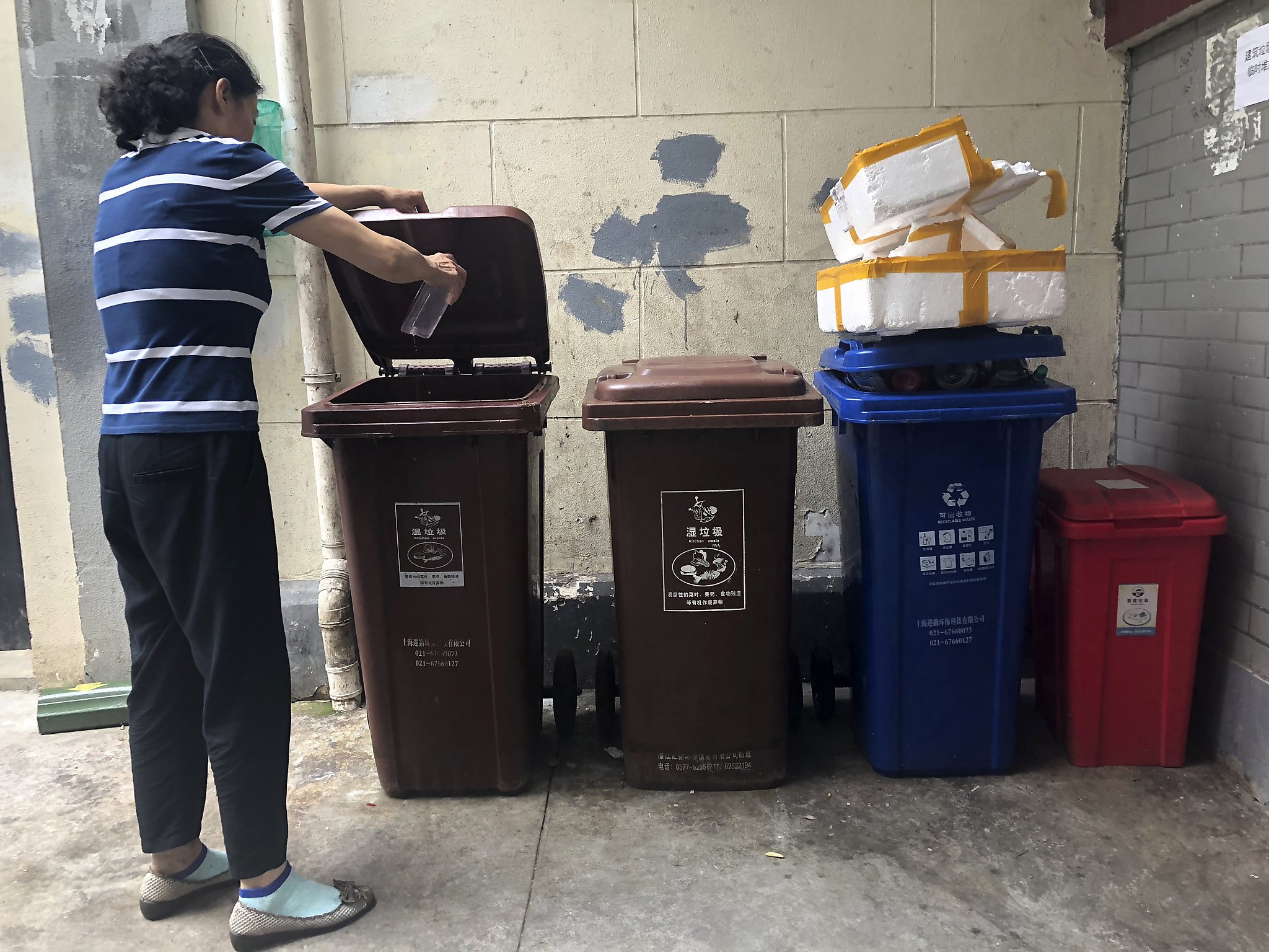 Shanghai tries to reduce its trash, 1 chicken bone at a time