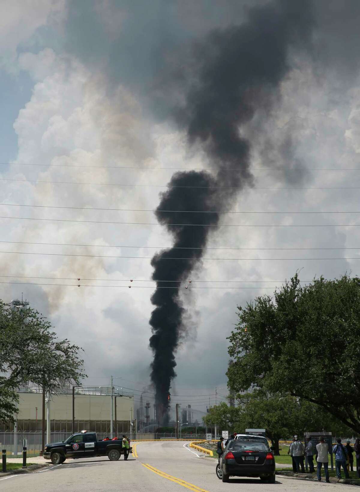 Explosion, fire at Exxon Mobil Baytown plant injures 37