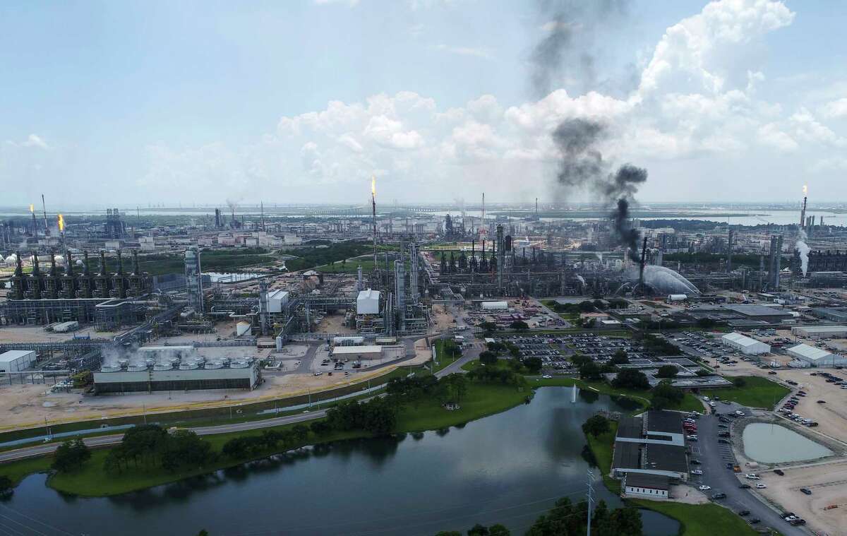 Explosion, fire at Exxon Mobil Baytown plant injures 37