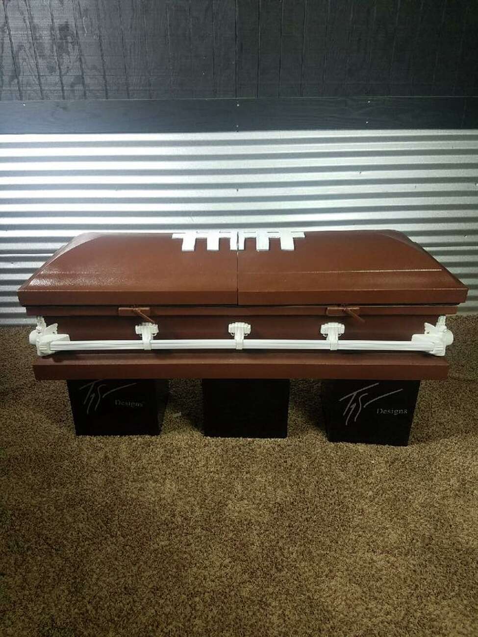 Texas man makes custom funeral caskets