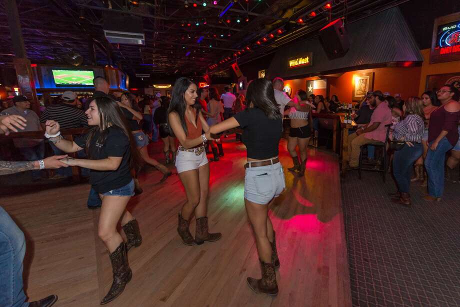It was a 'wild' night at a San Antonio country bar during a Daisy Dukes ...