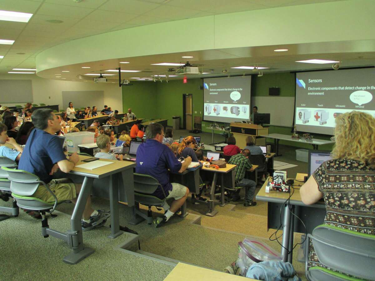 College Park H.S.student in The Woodlands expands free robotics workshops