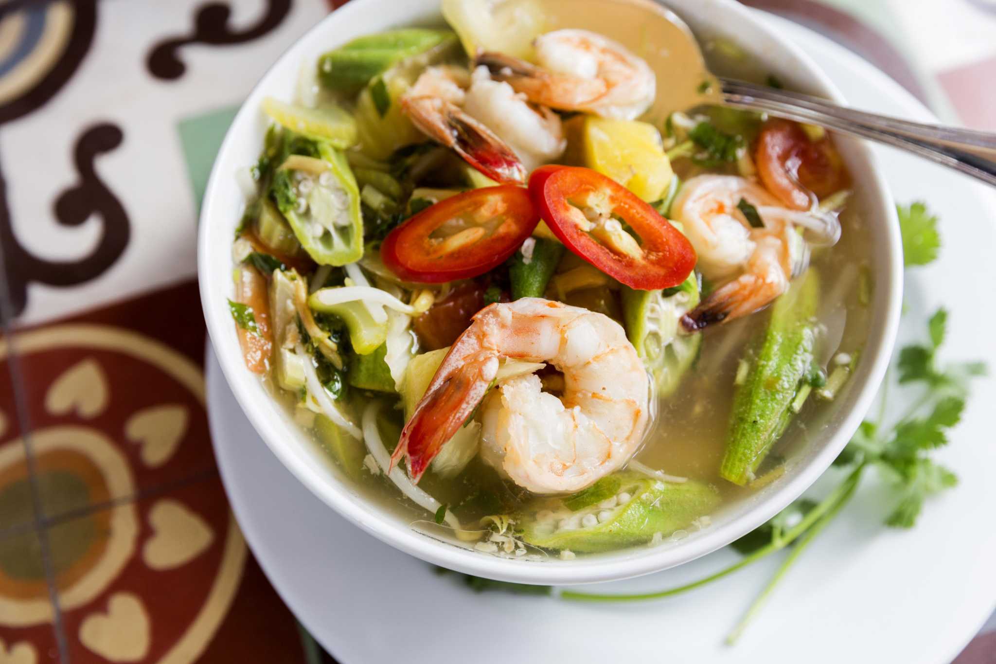 5 tips to keeping it light when eating out