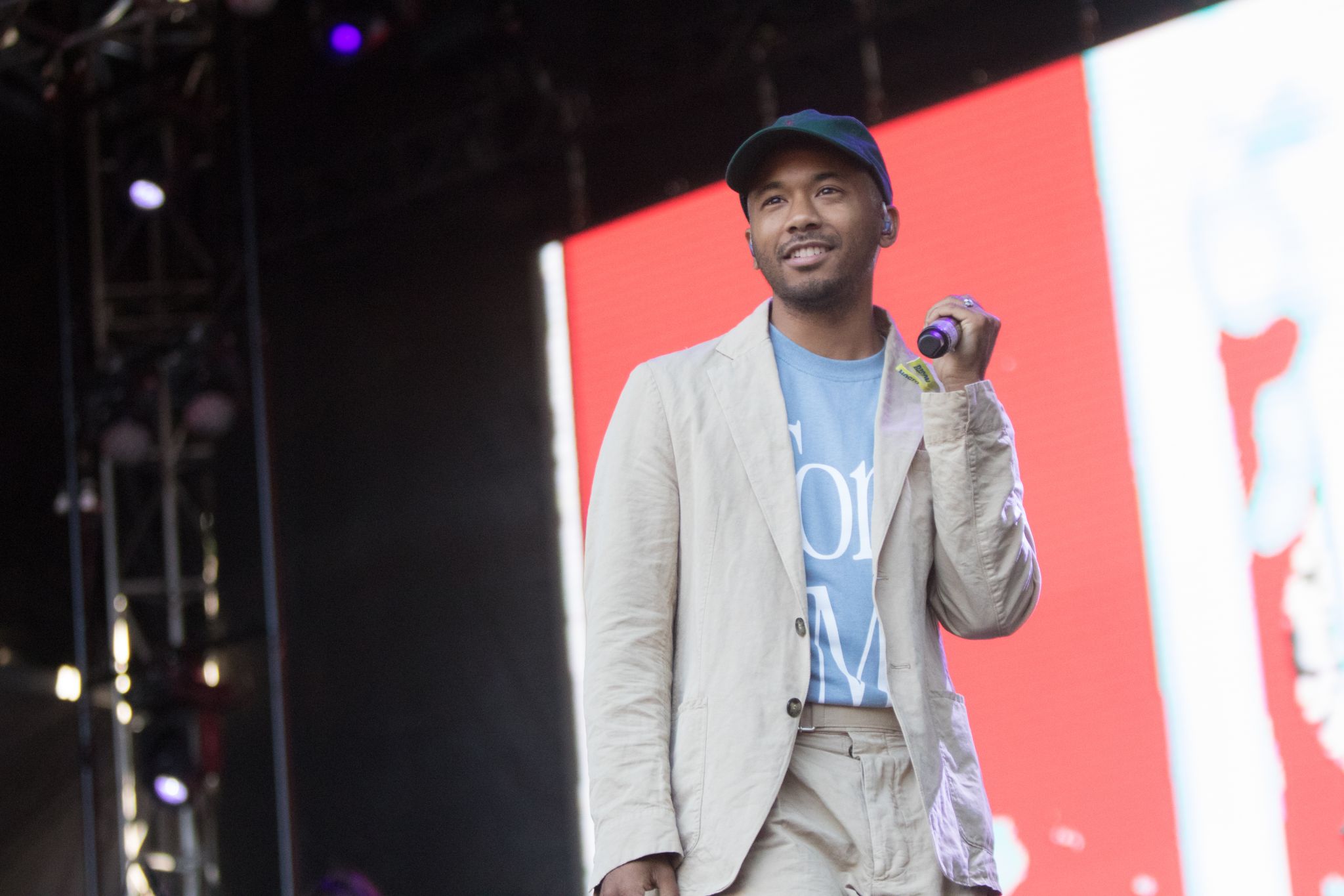 Indie musician bops around SF in latest music video