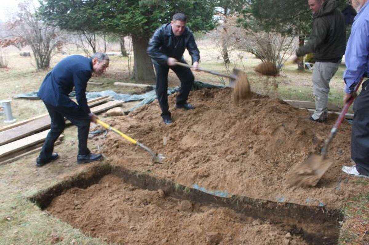 Pictures Of A Hole For A Man Digging Grave