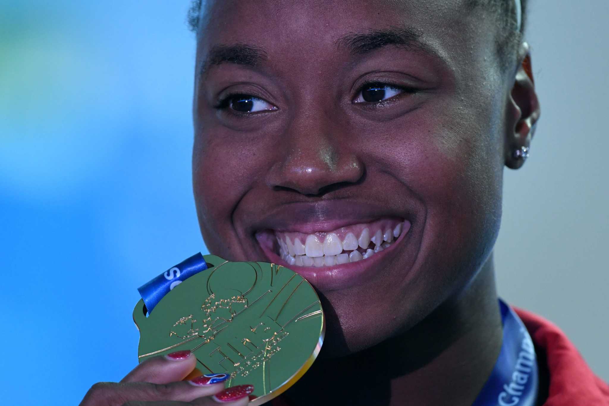 Simone Manuel, a world champion again, increases her reach