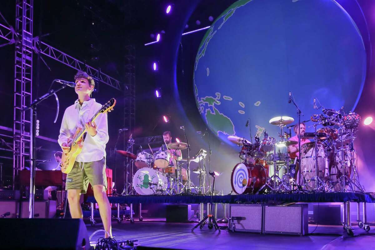 Vampire Weekend sinks its teeth into Houston