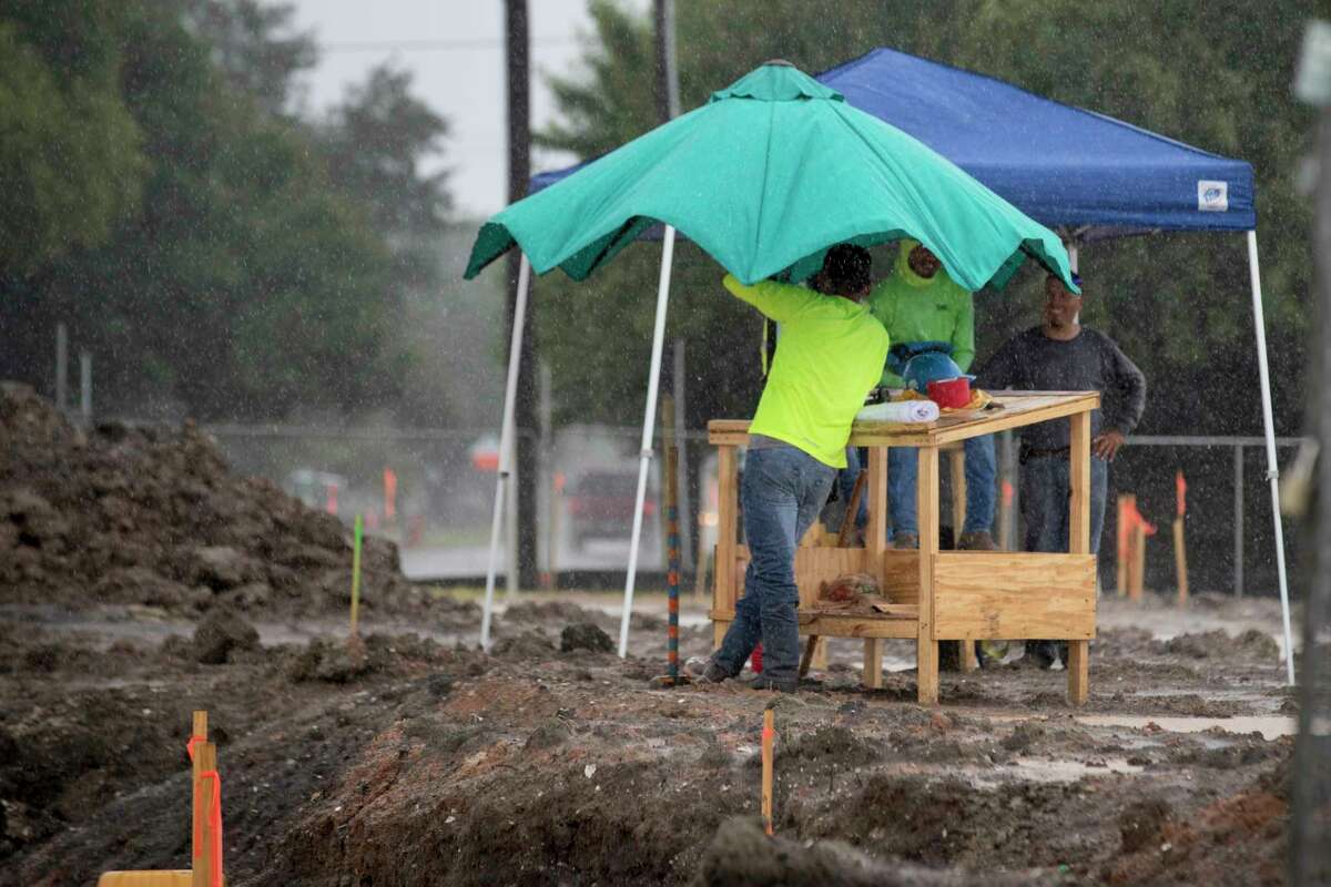 Rain rolls through Houston, coast to receive brunt of storms