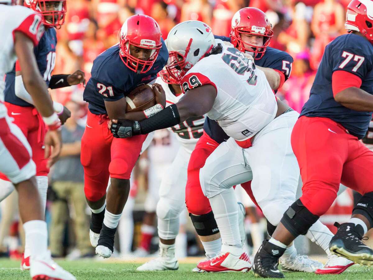 Playoff football teams Dulles, Willowridge test new lineups