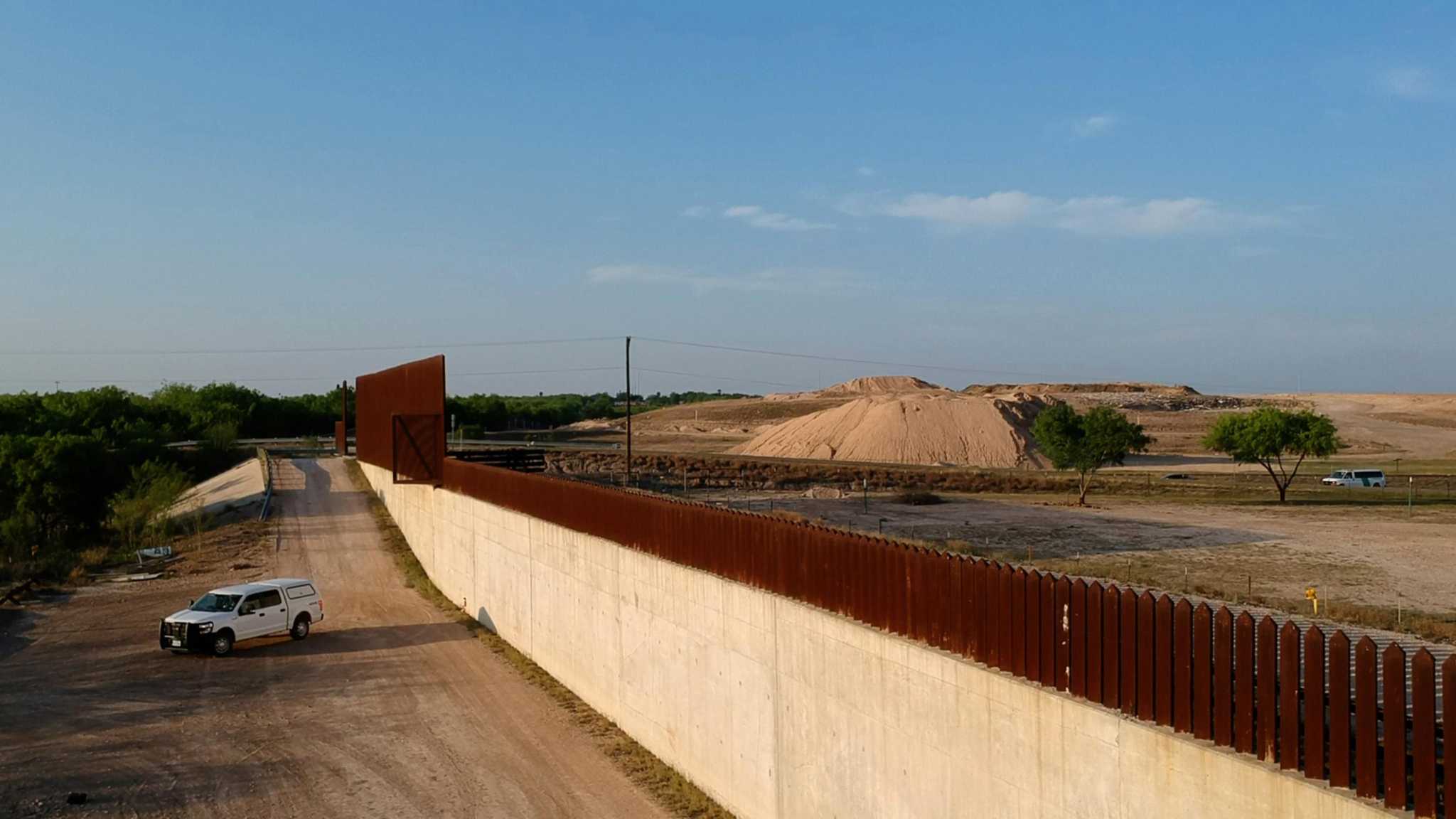Trump administration schedules building of new wall