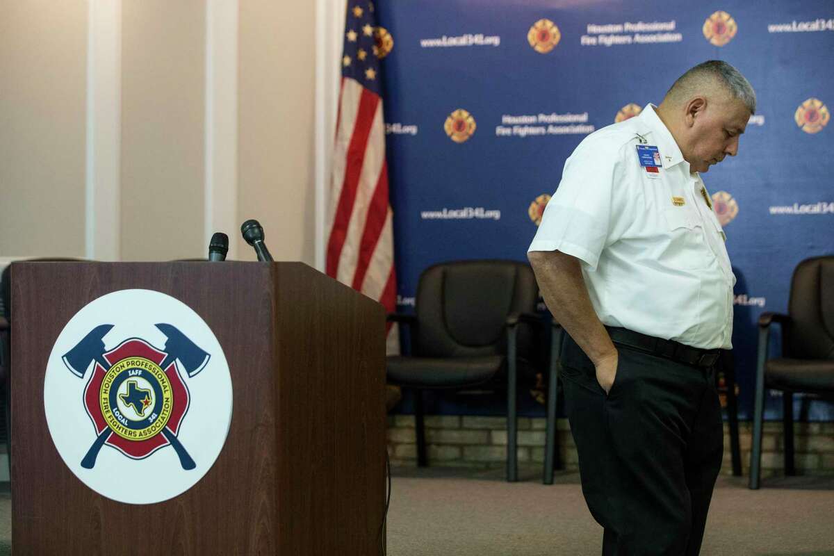 Firefighters plan ‘no confidence’ vote on Chief Peña