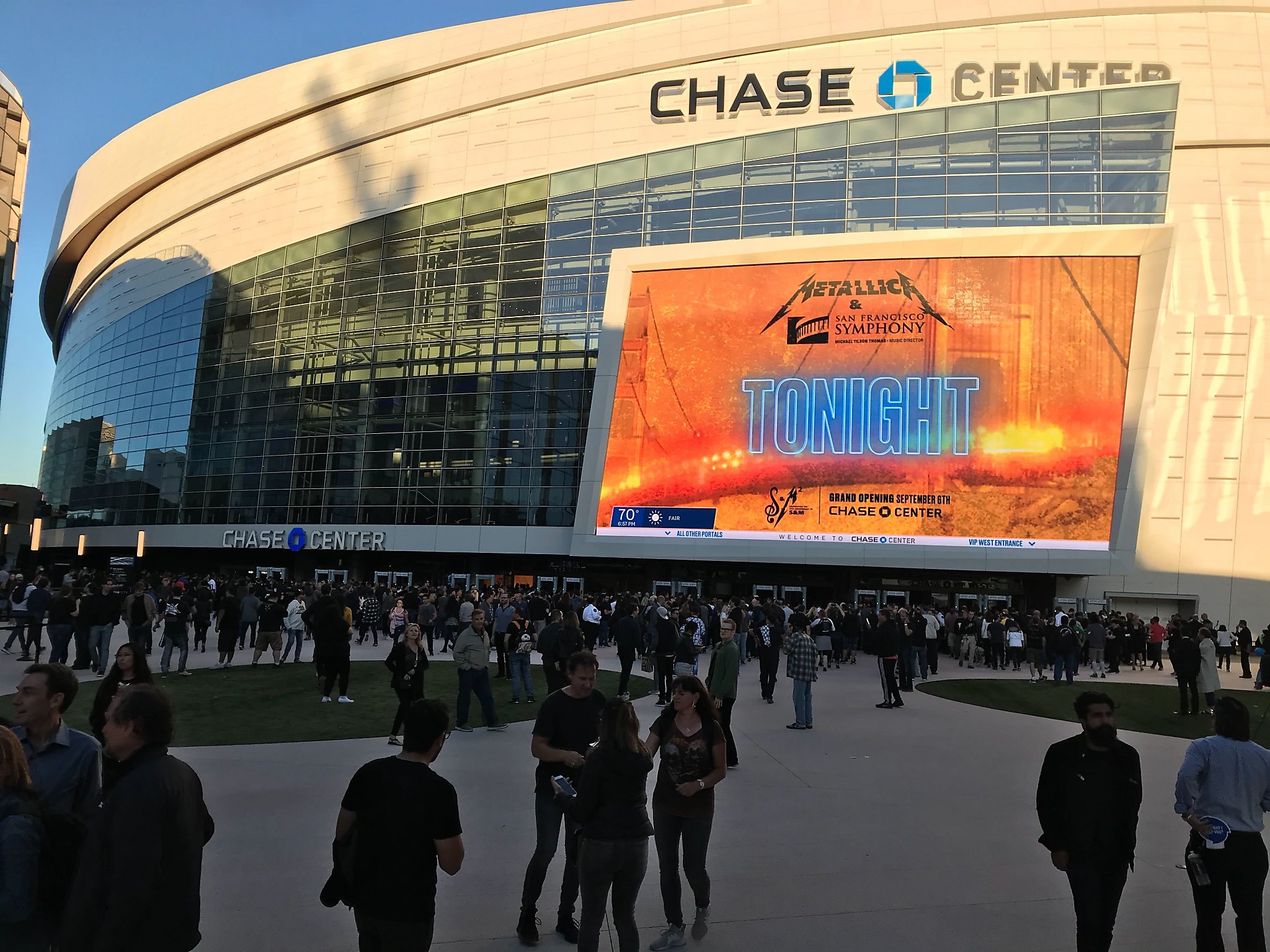 Thousands drive, bike, walk and board packed trains to Metallica ...