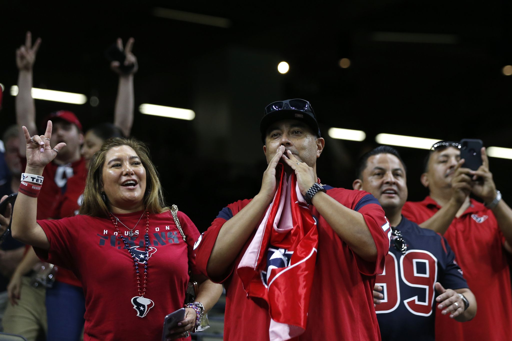 Texans fans make their presence felt in New Orleans' Superdome