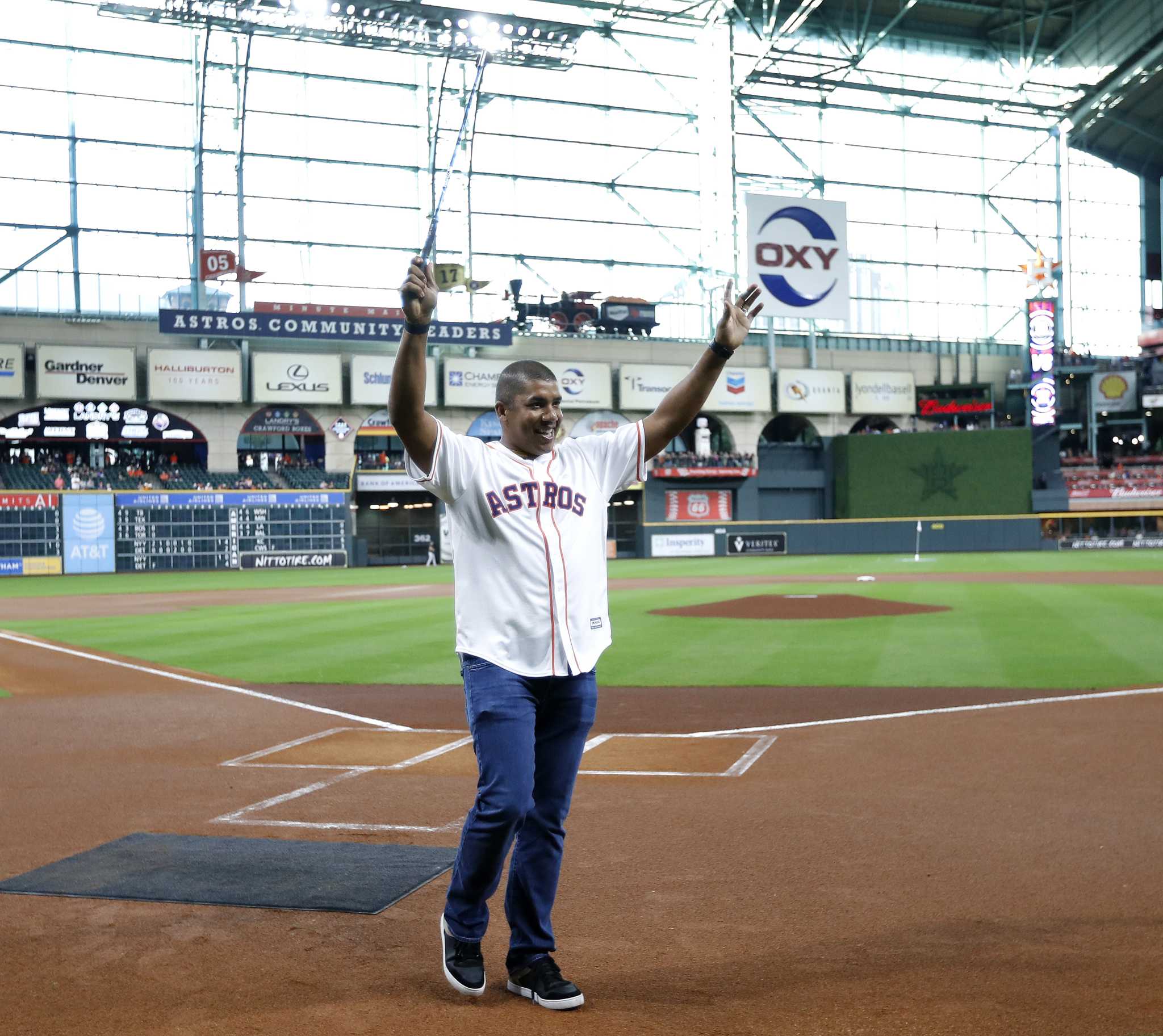 PGA Tour golfer Jhonattan Vegas wins chipping contest at Minute Maid Park