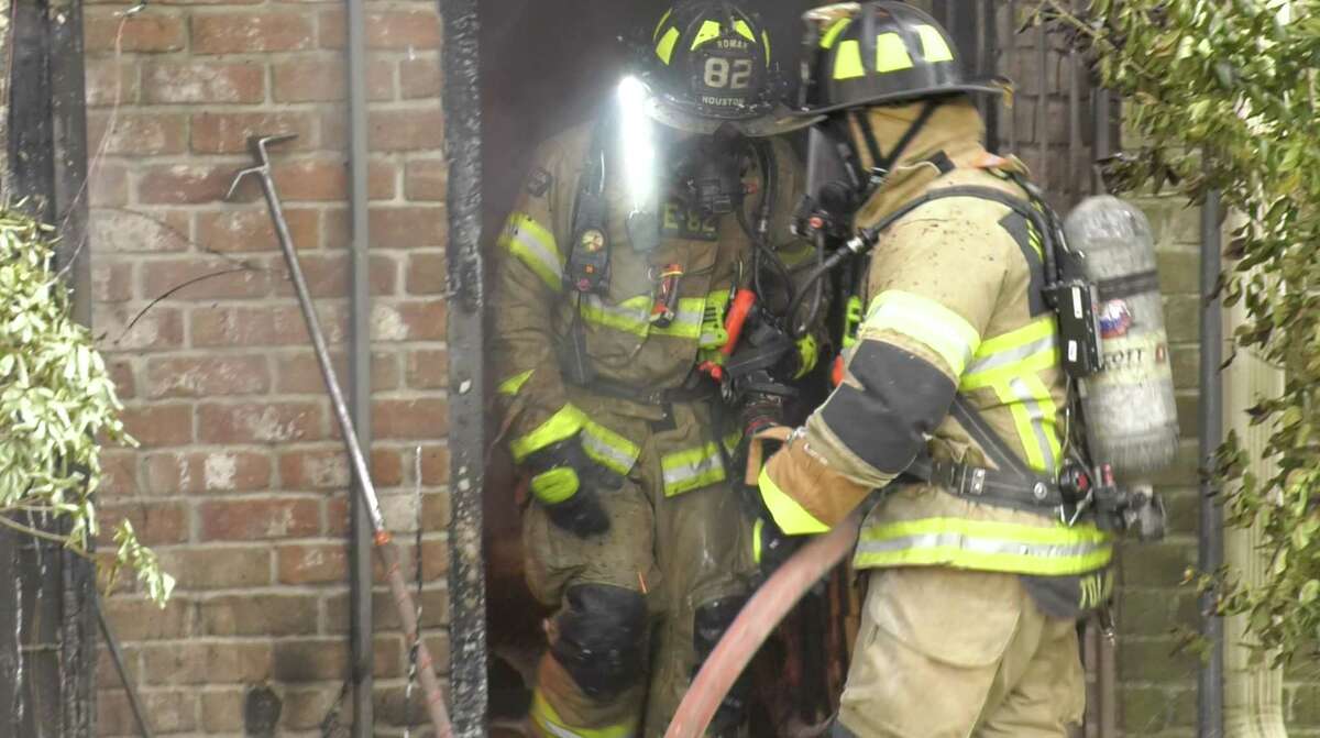 Firefighters tackle apartment fire in southwest Houston