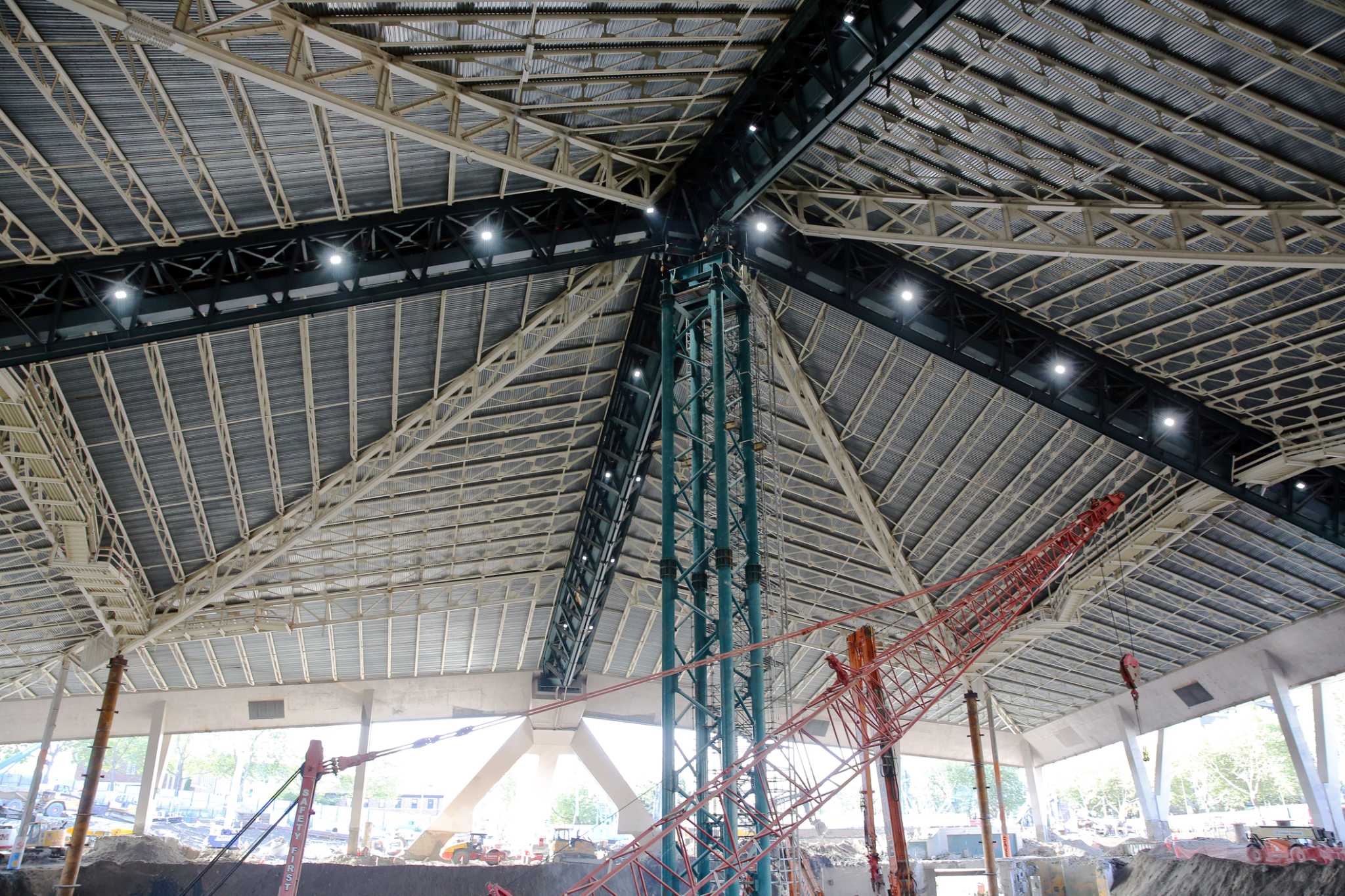 KeyArena roof suspended over crews as construction of new arena continues