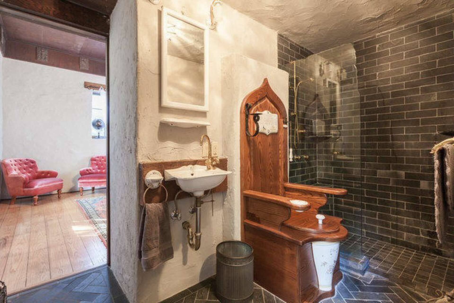 San Francisco has a hidden castle with underground caverns and, maybe ...