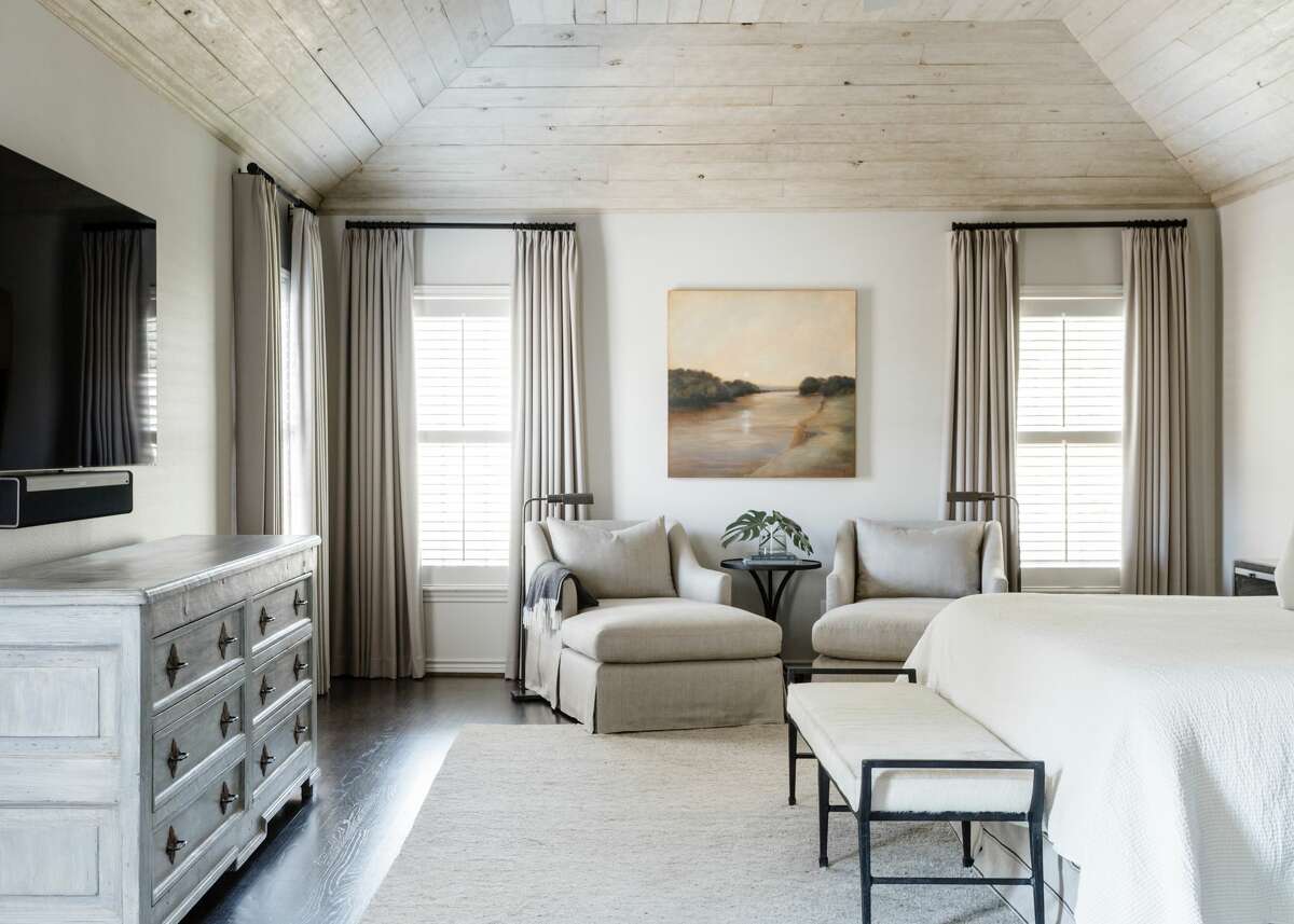 Golden retrievers rule the neutral roost in this Tanglewood home