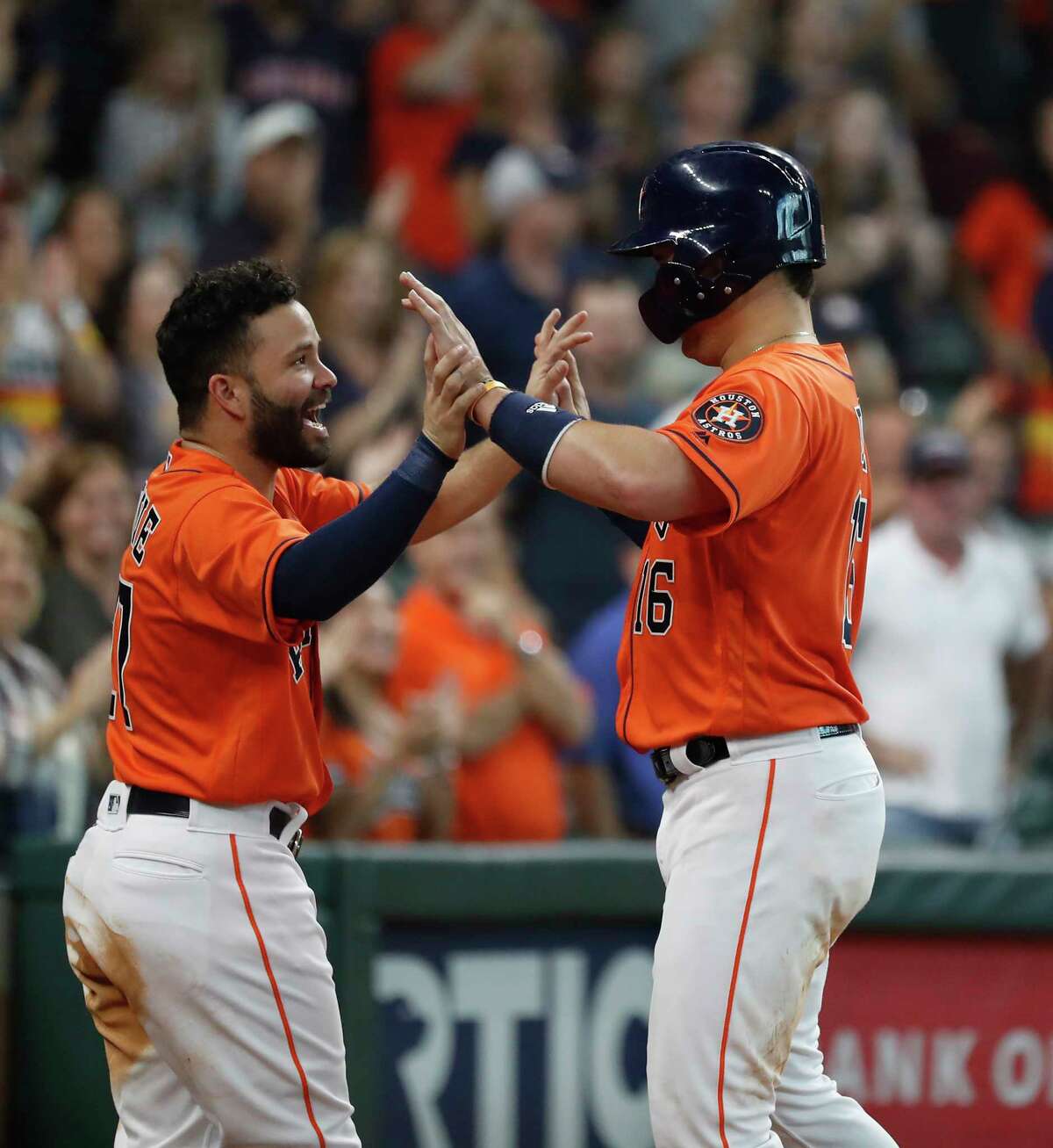 Astros claim third straight AL West title