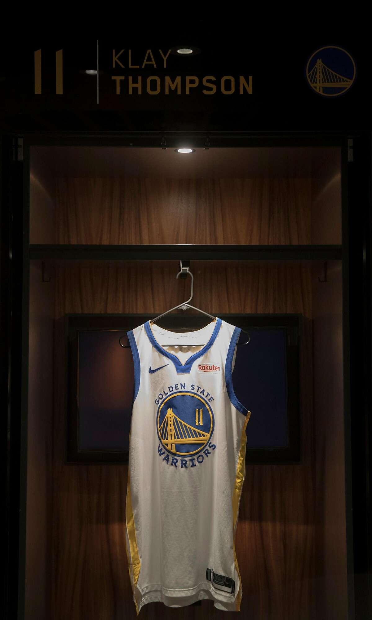 360-degree tour: Warriors locker room and player luxuries at Chase Center