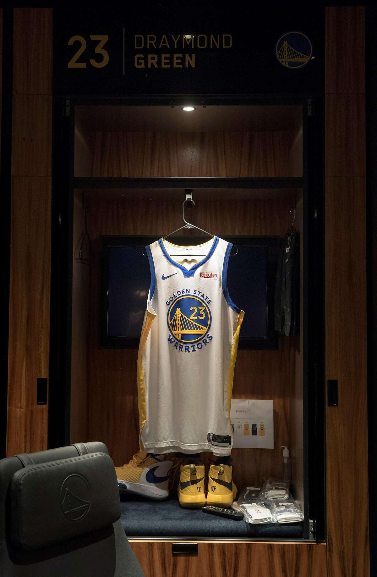 360-degree tour: Warriors locker room and player luxuries at Chase Center