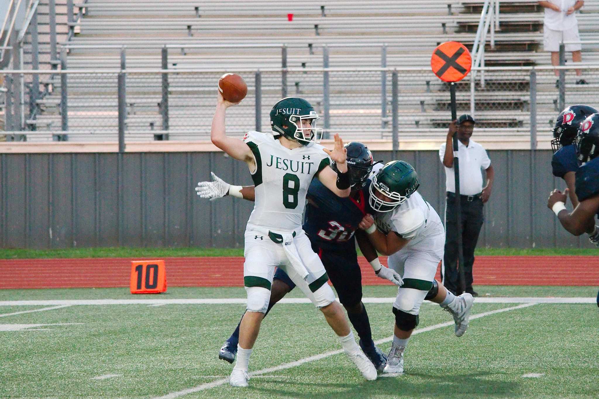 Football: Dawson takes hard-fought 17-14 win over Strake Jesuit
