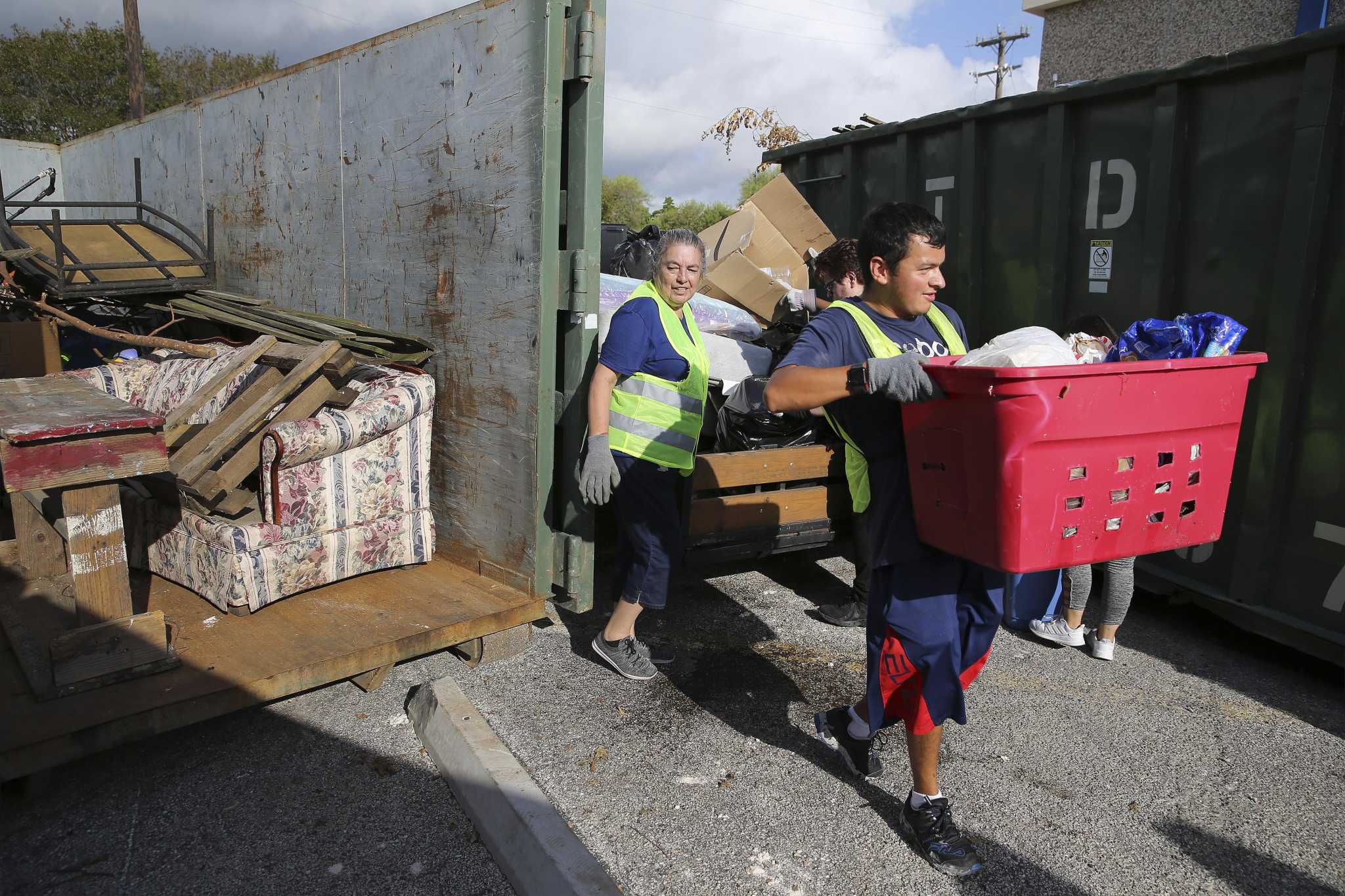 College students volunteer at community clean up on Northeast Side of ...