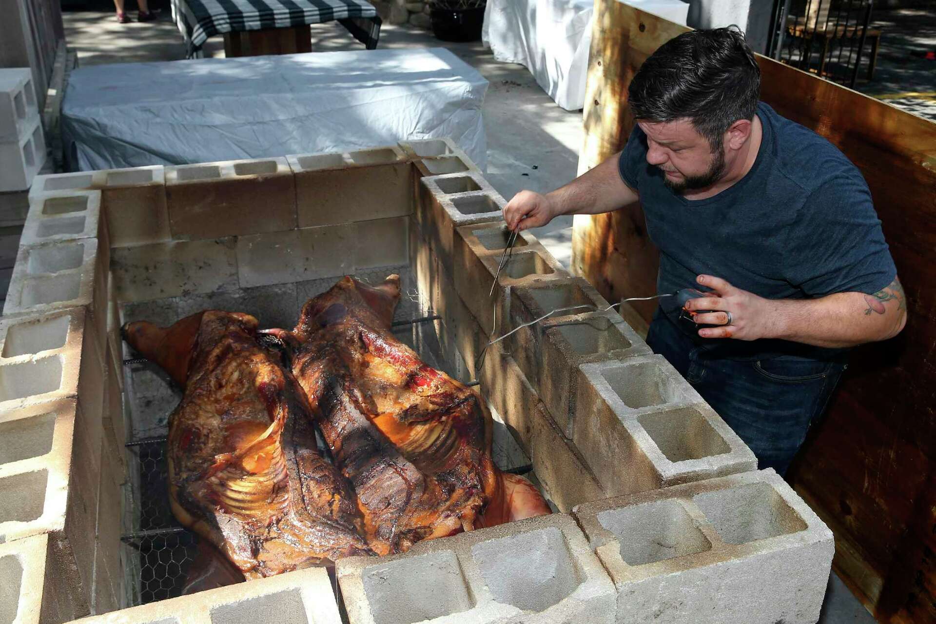 Roast a whole pig at home: what you need to know