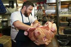Roast a whole pig at home: what you need to know
