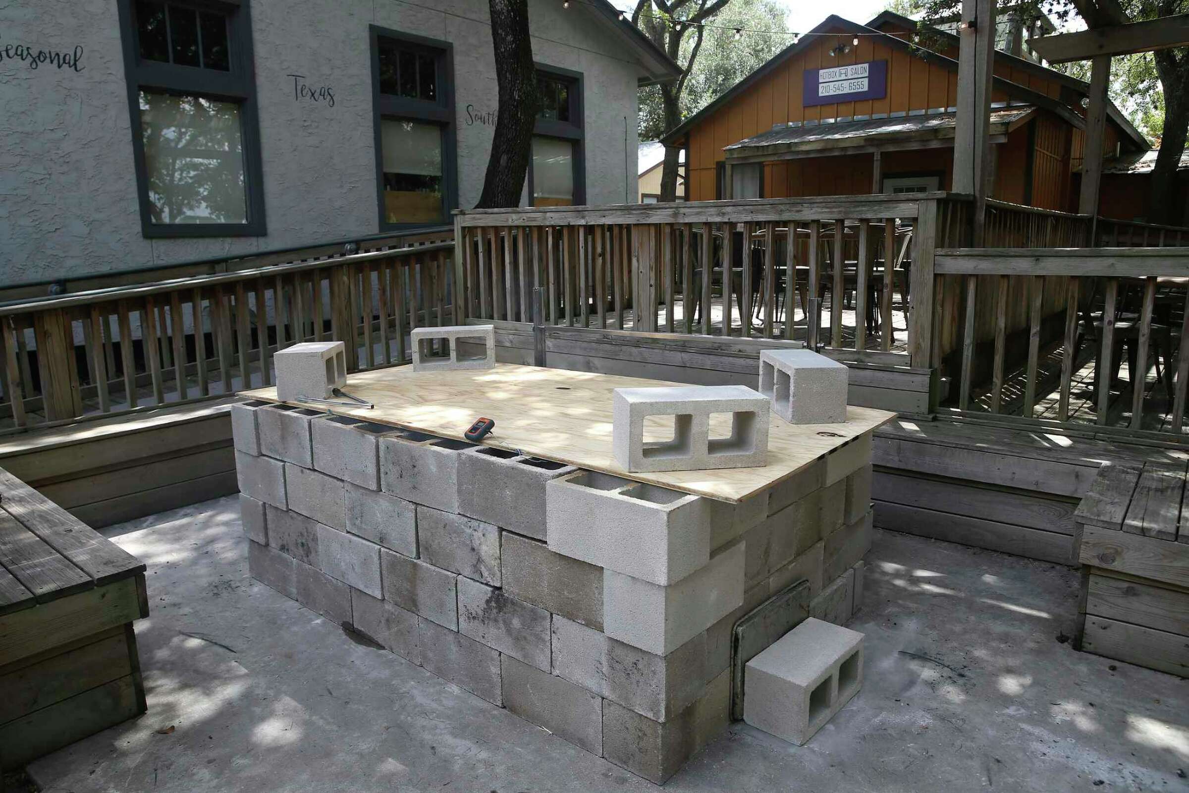 Roast a whole pig at home: what you need to know