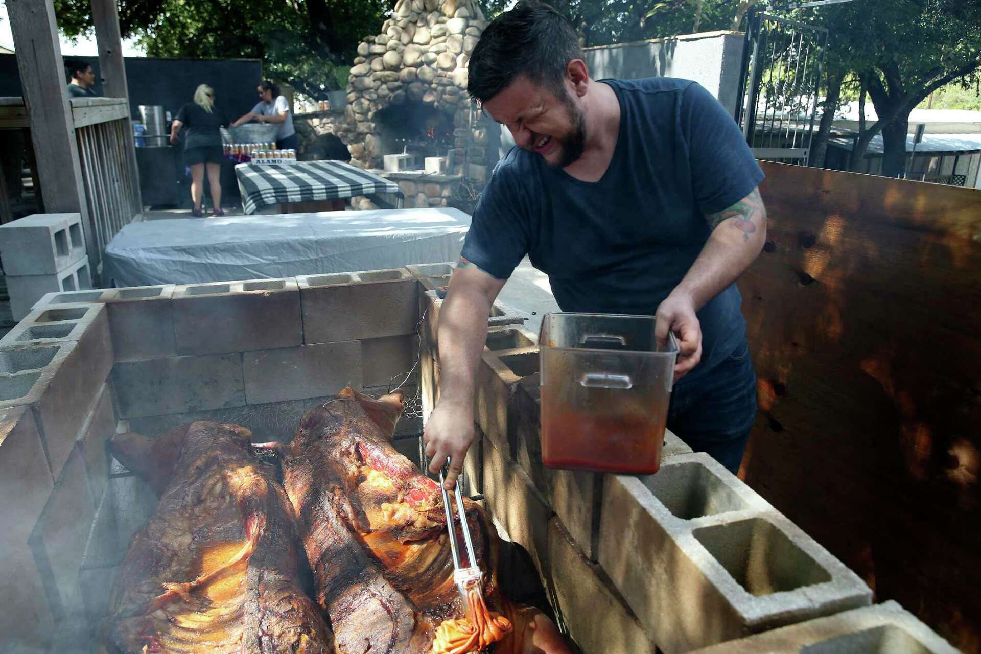Roast a whole pig at home: what you need to know