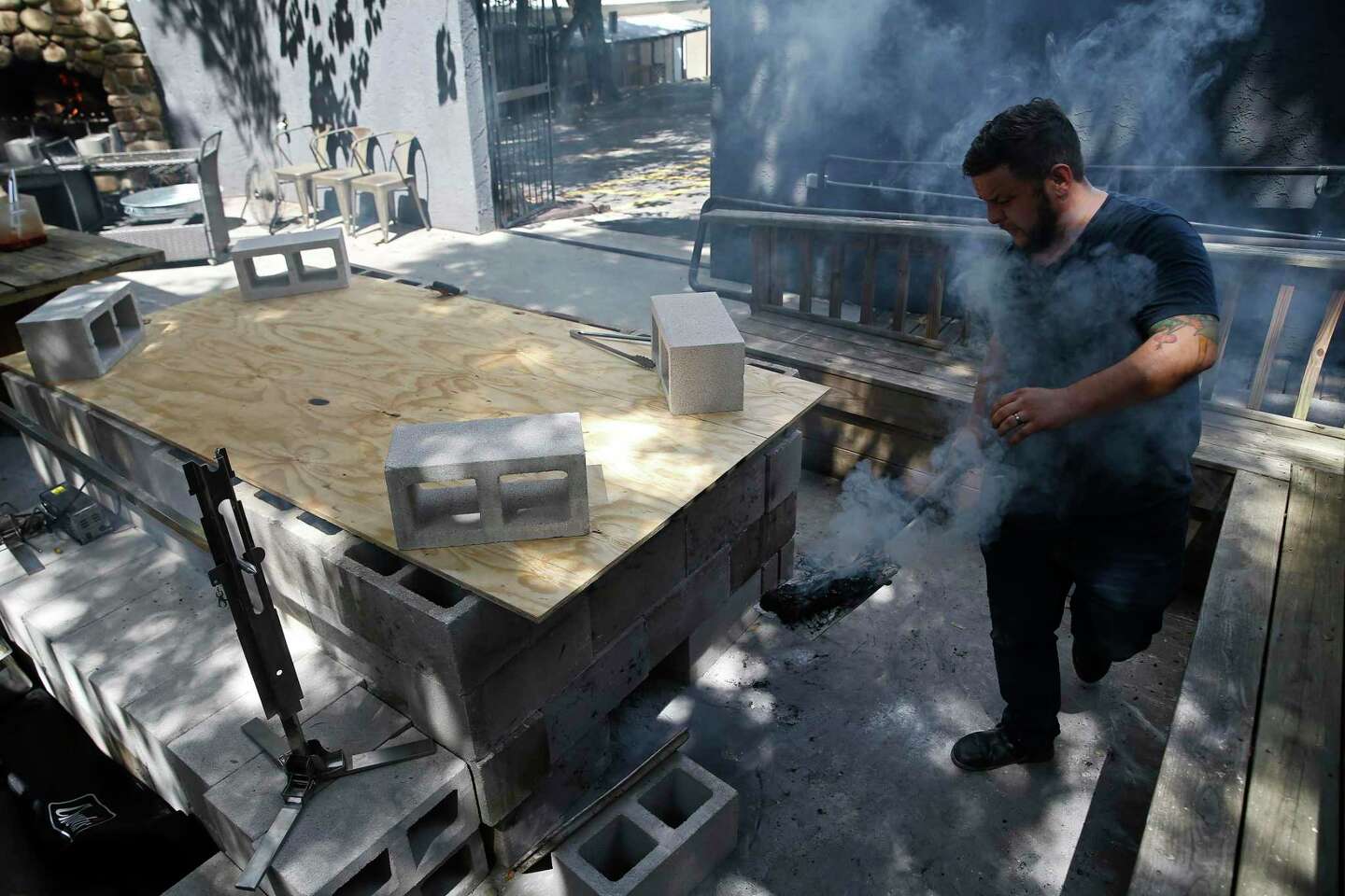 Roast a whole pig at home: what you need to know