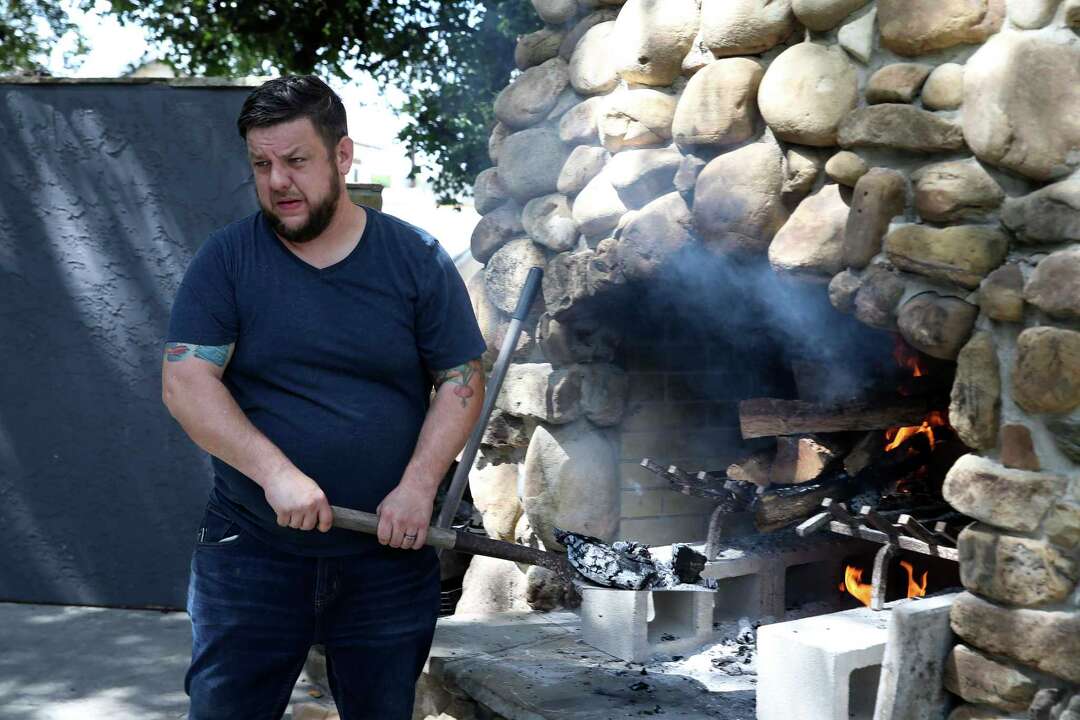 Roast a whole pig at home: what you need to know