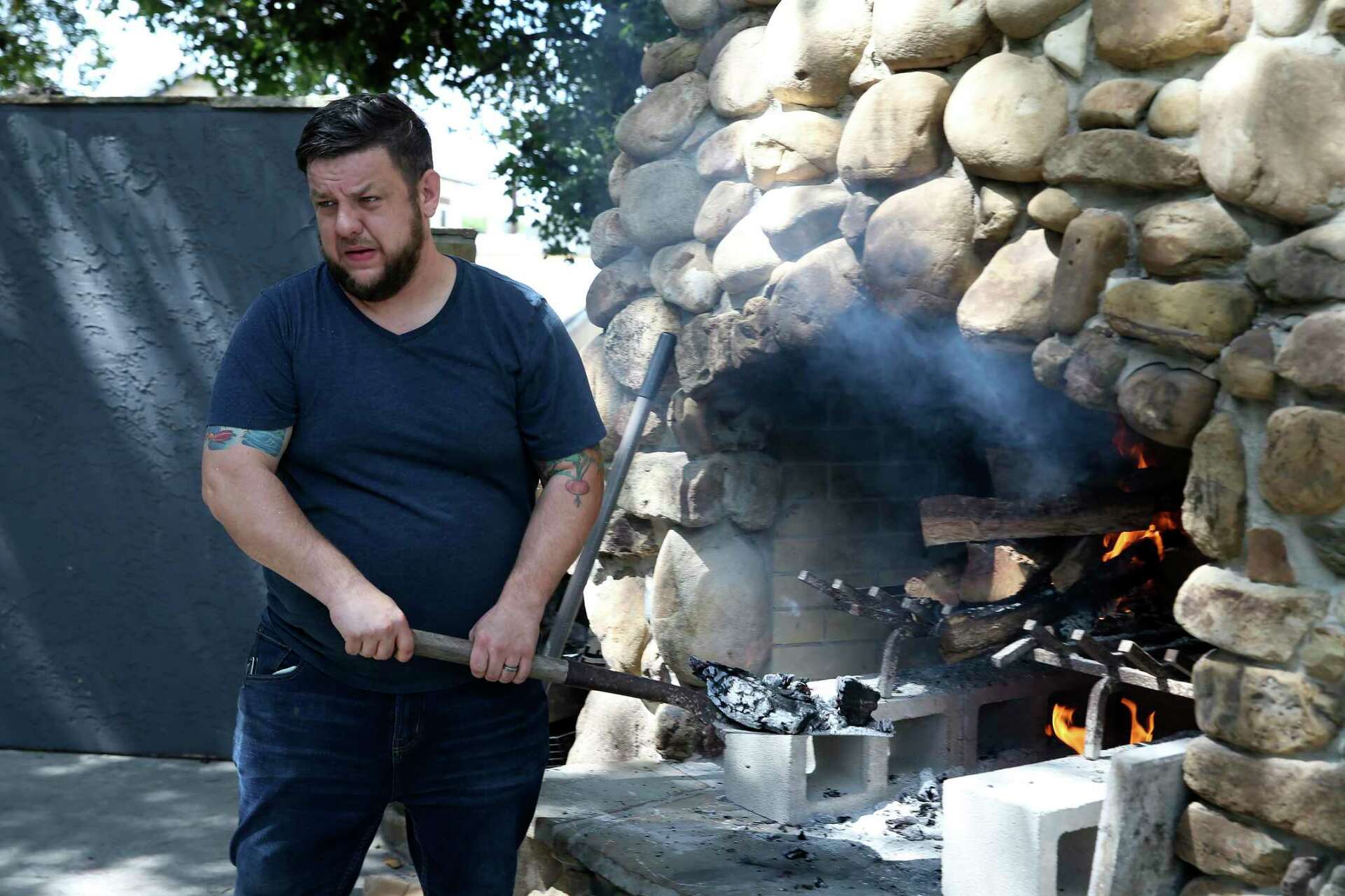 Roast a whole pig at home: what you need to know