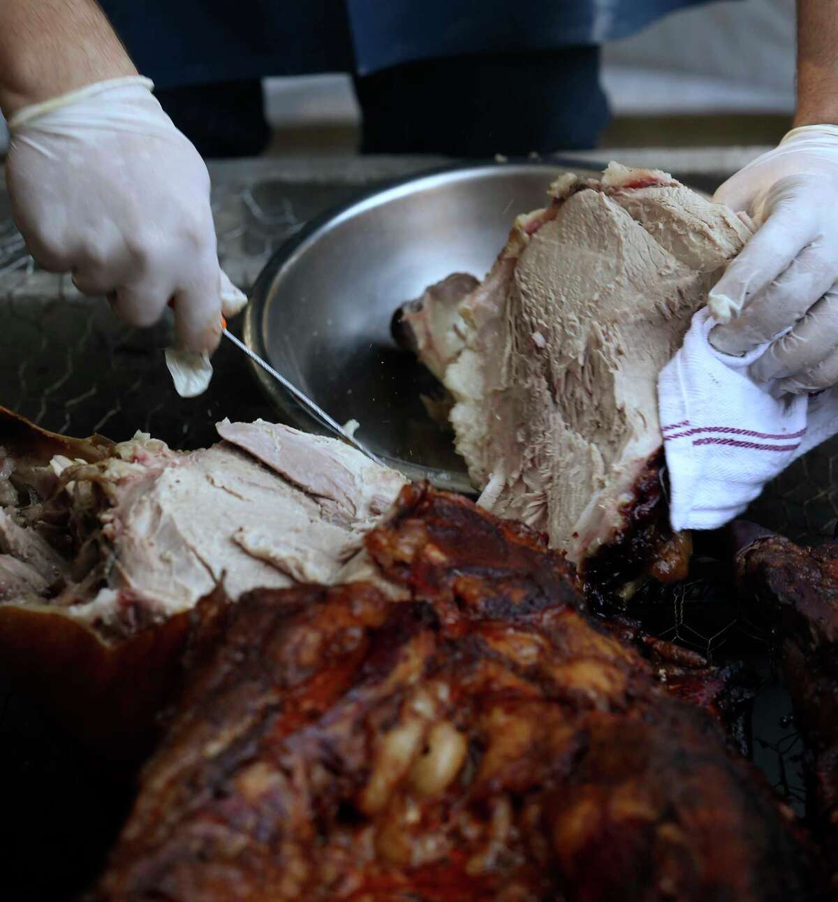 Roast a whole pig at home: what you need to know