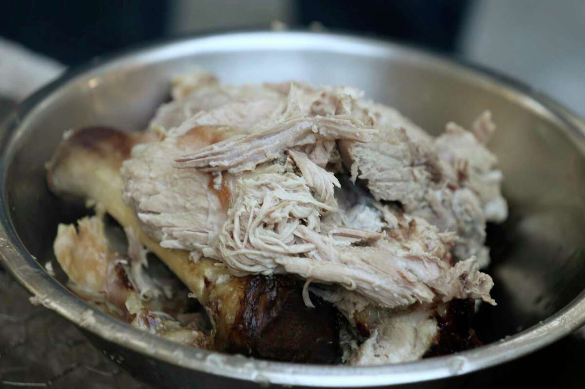Roast a whole pig at home: what you need to know