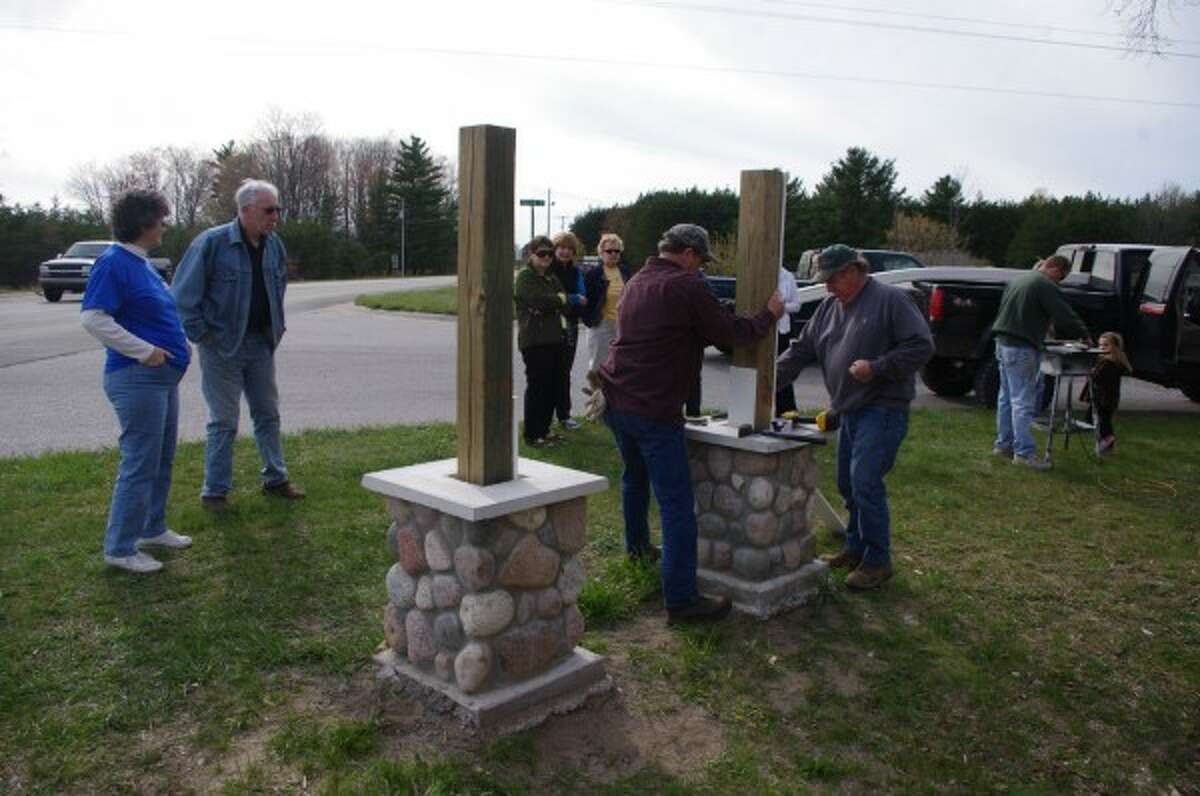 Sign of progress: Beautification team places new welcome signs