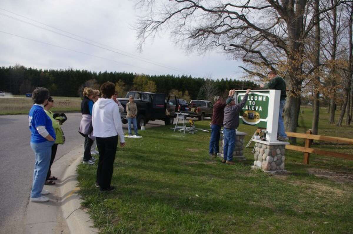 Sign of progress: Beautification team places new welcome signs