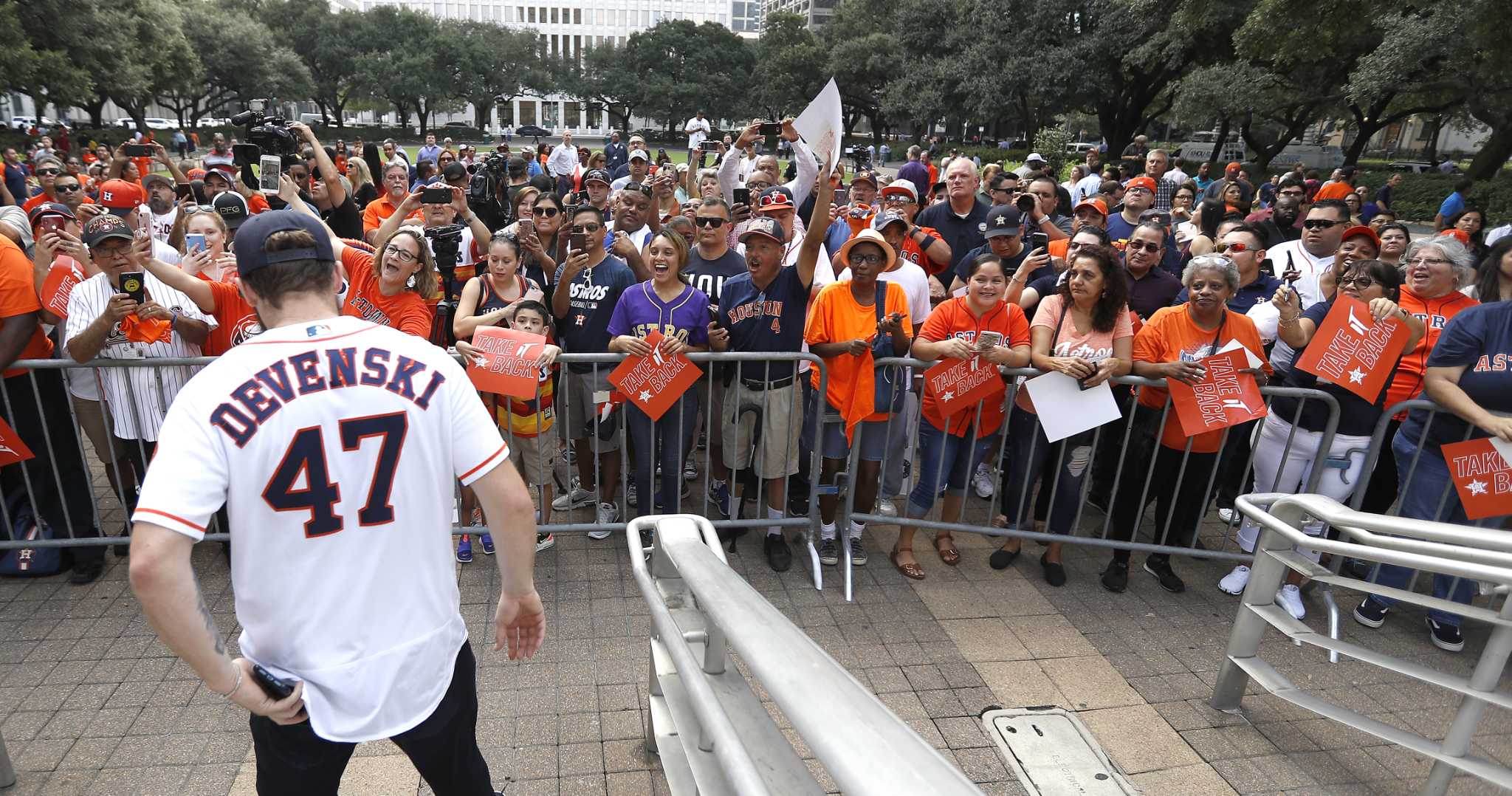 Astros rally fans outside City Hall to get ready for playoffs