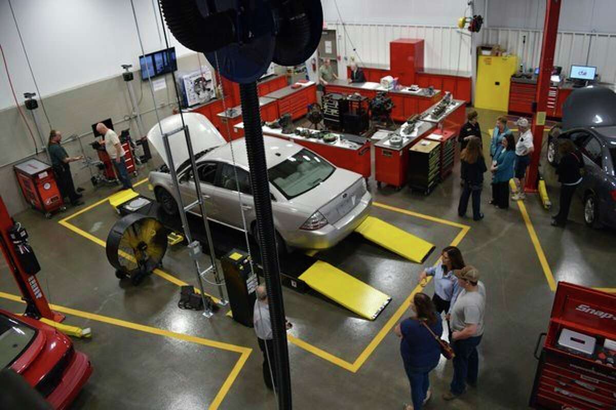 Tech center unveils new auto lab at open house