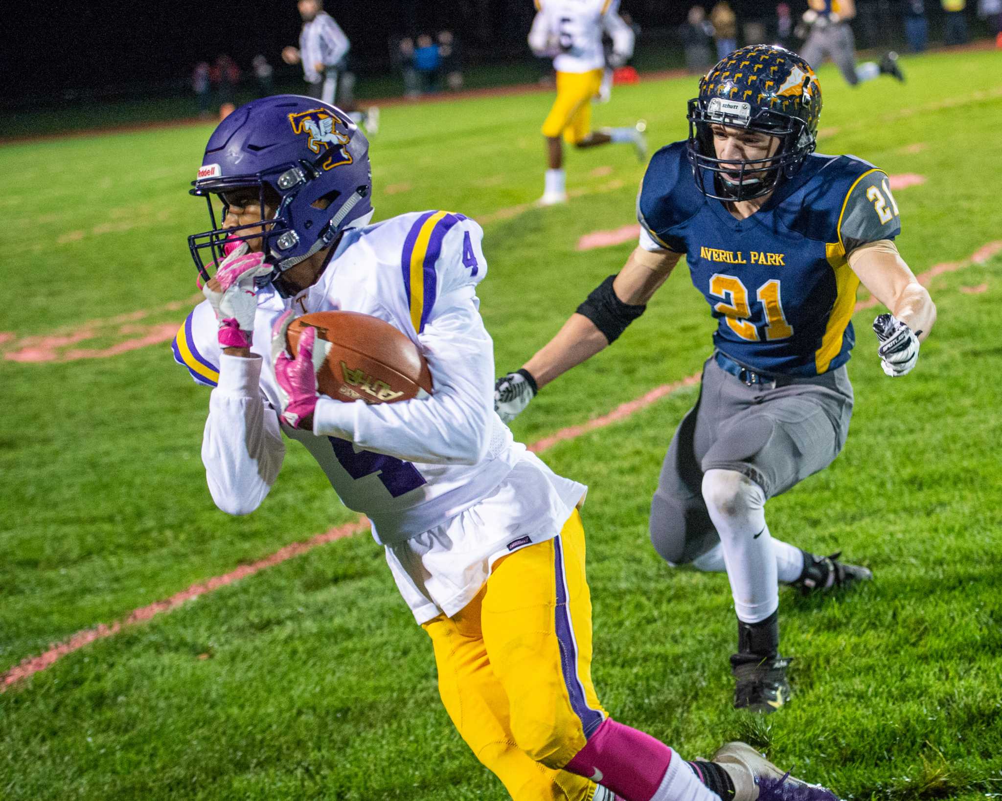 Leigh helps Troy pull away