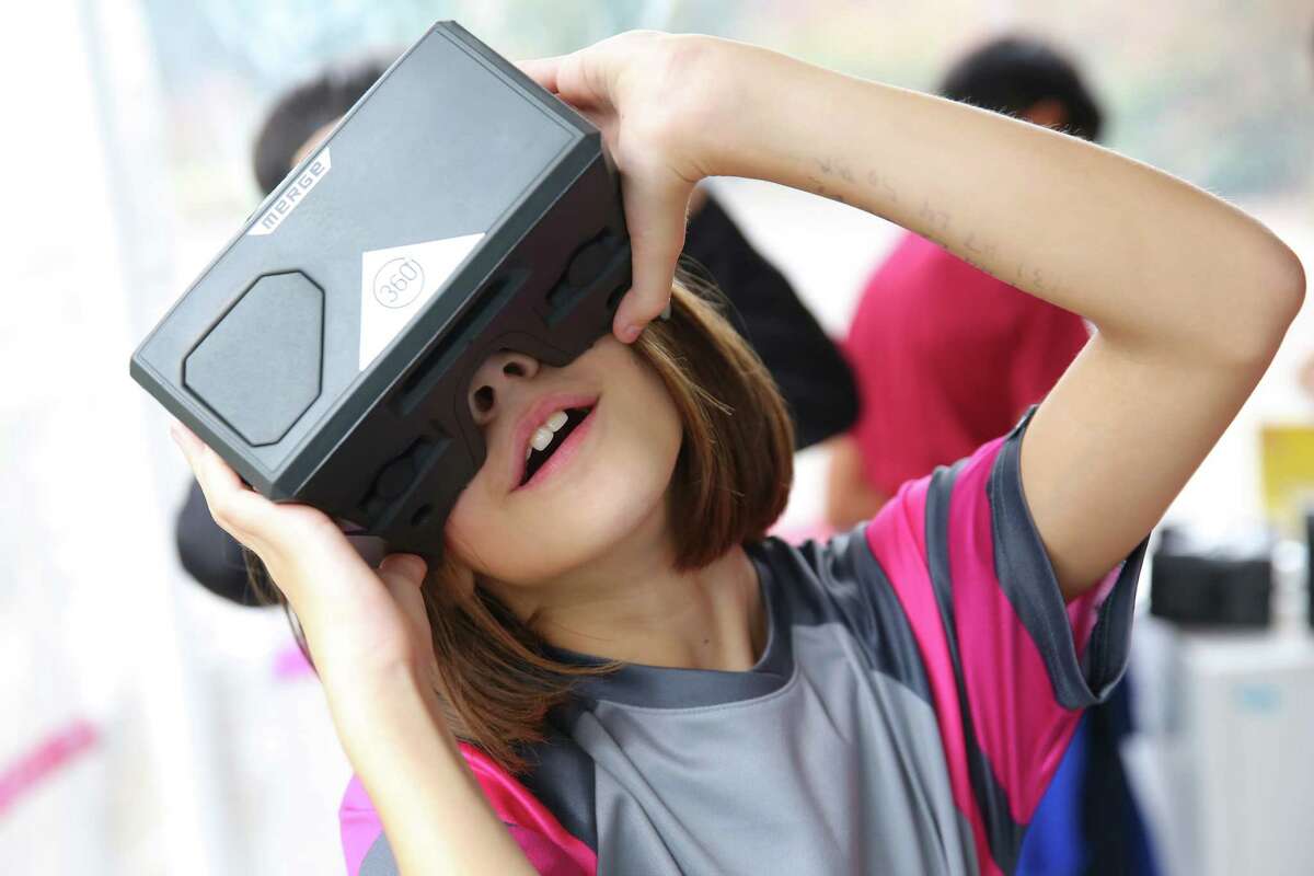 Curiosity Cube brings STEM fun to Washington schools using VR and model ...