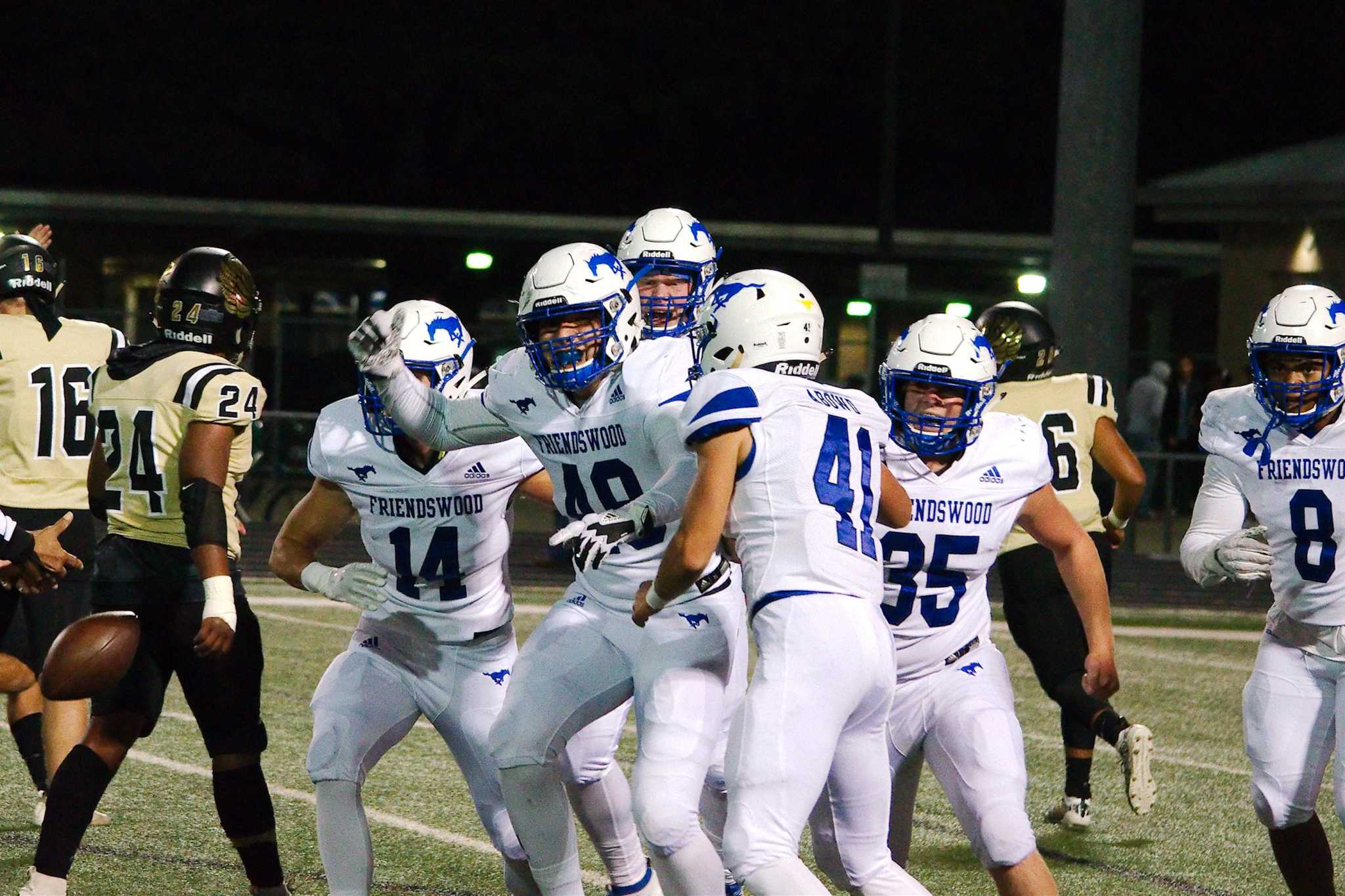 Football: Friendswood outlasts Foster in 34-32 District 10-5A thriller