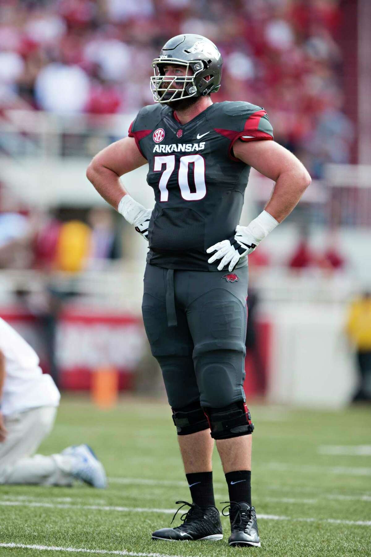 Texans sign 6-foot-10 OT Dan Skipper off Patriots' practice squad